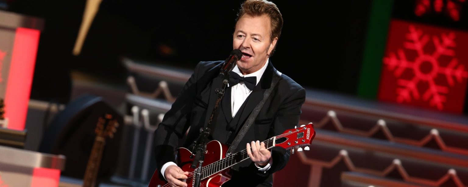 Brian Setzer révèle qu'il ne peut plus jouer de la guitare en raison d ...