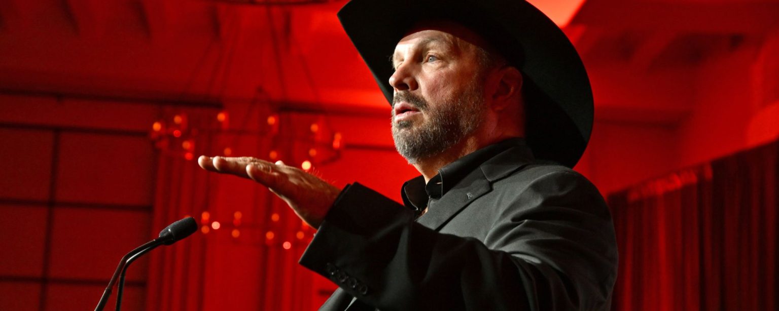 Garth Brooks ravive les souvenirs de l'alter ego de Chris Gaines avec ...
