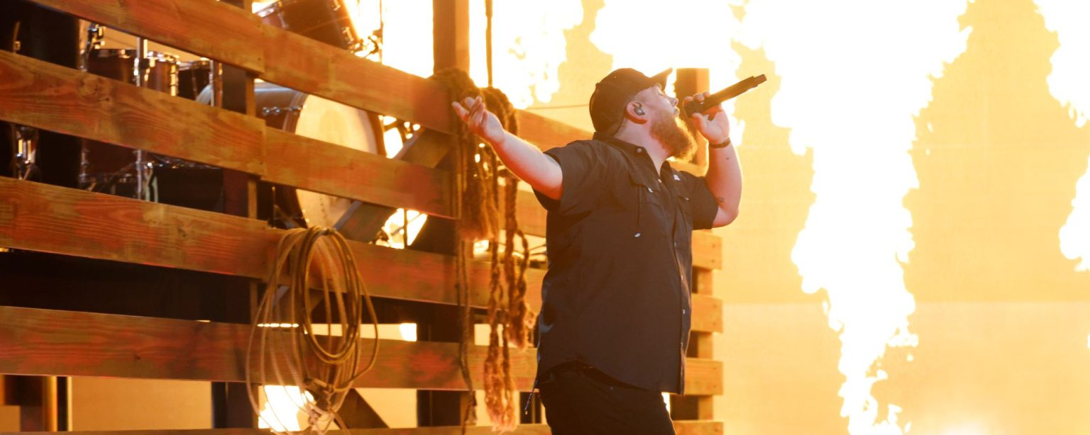 Luke Combs envoie les fans dans une frénésie avec une mise à jour cryptique