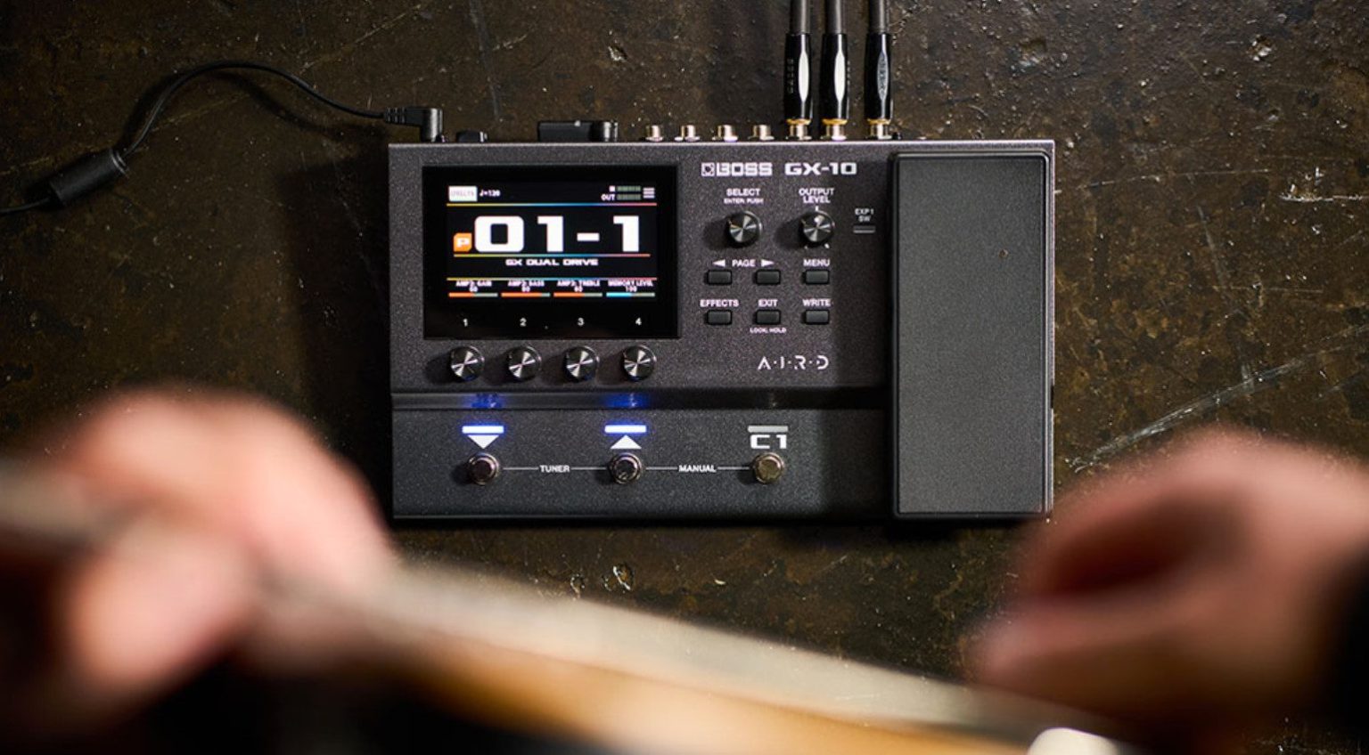 Boss GX-10 est une petite bête multi-effets avec un écran tactile